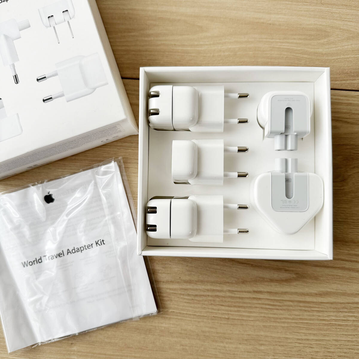 【未使用に近い】T1832a ほぼ未使用 Apple World Travel Adapter Kit MD837AM/A ワールドトラベル ...