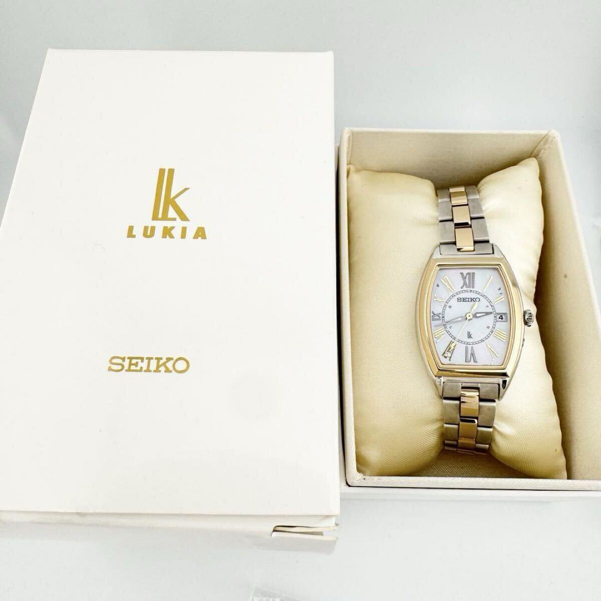 【目立った傷や汚れなし】美品 SEIKO セイコー LUKIA ルキア 腕時計 SSVW091 1B22-0BC0 電波ソーラー アナログ トノー ピンク ゴールド シルバー レディース 動作 ...