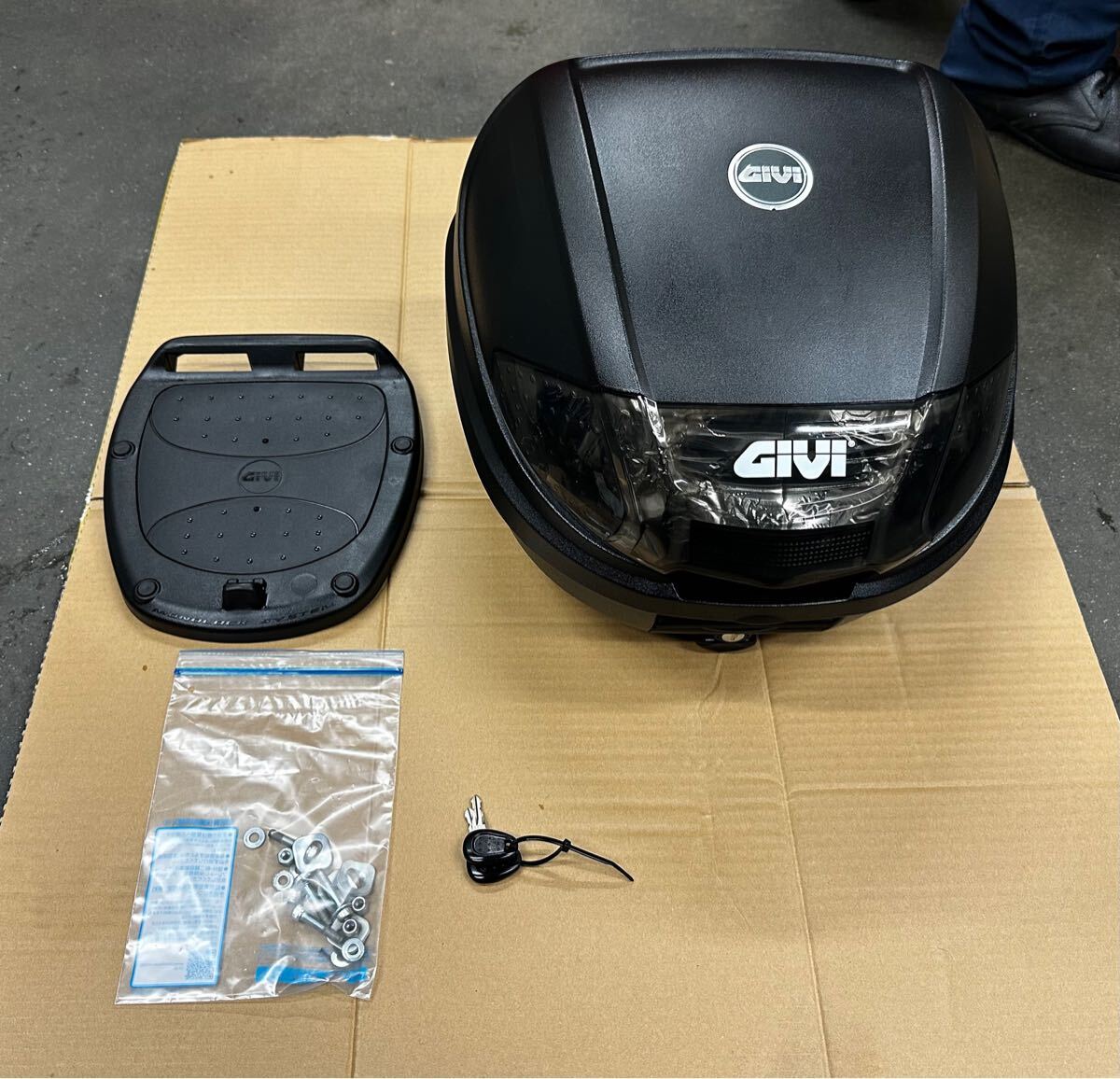 【目立った傷や汚れなし】GIVI【E300NT2】TECH 未塗装ブラック 定価15950円 販売終了 GIVI リアボックスの落札情報詳細 - Yahoo!オークション落札価格検索 オークフリー