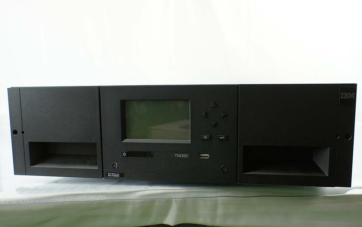【やや傷や汚れあり】IBM TS4300 6741-L1U 6741-A1F テープライブラリ LTO7 Tape Library ドライブ ...