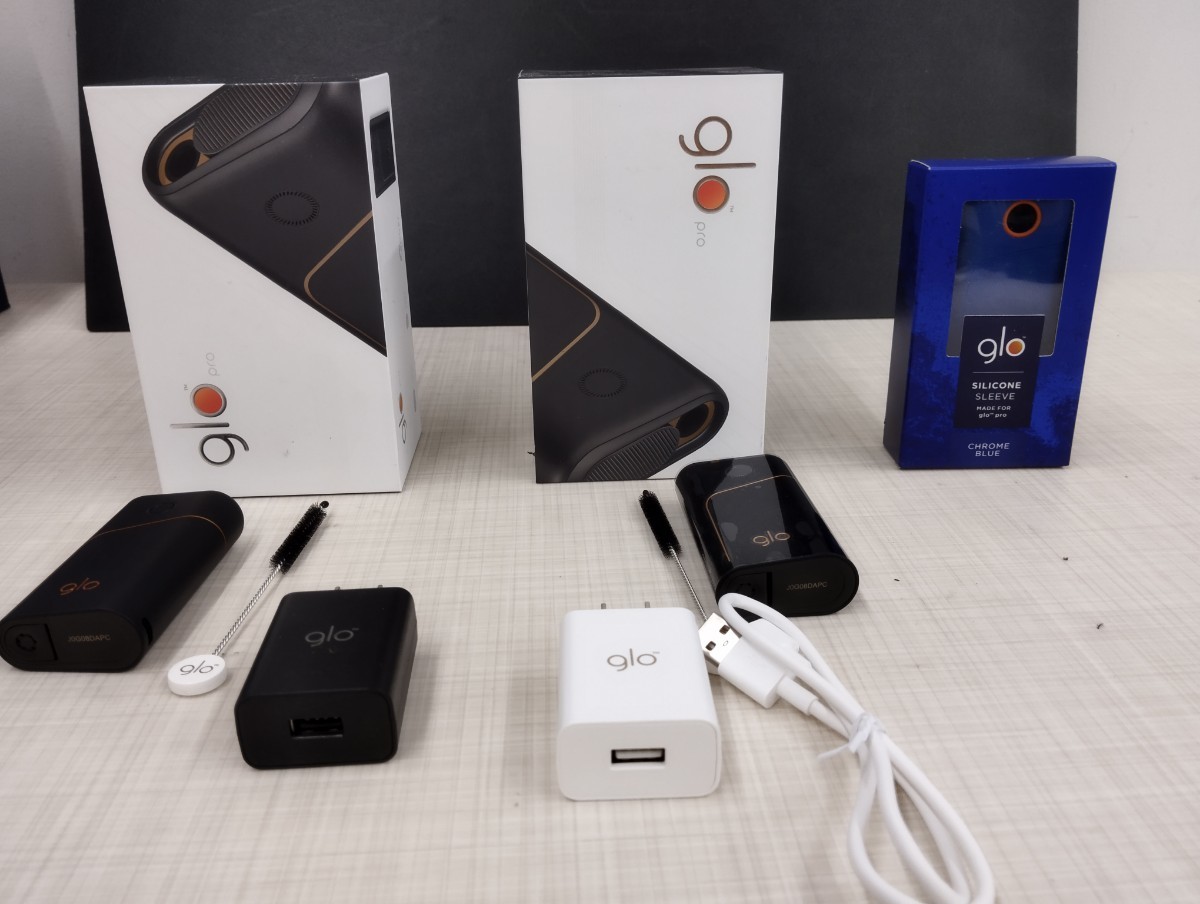 【未使用に近い】glo pro本体 2個 シリコンケース まとめ売り 未使用品 タバコヒーター USBケーブル ACアダプター クリーニング ...