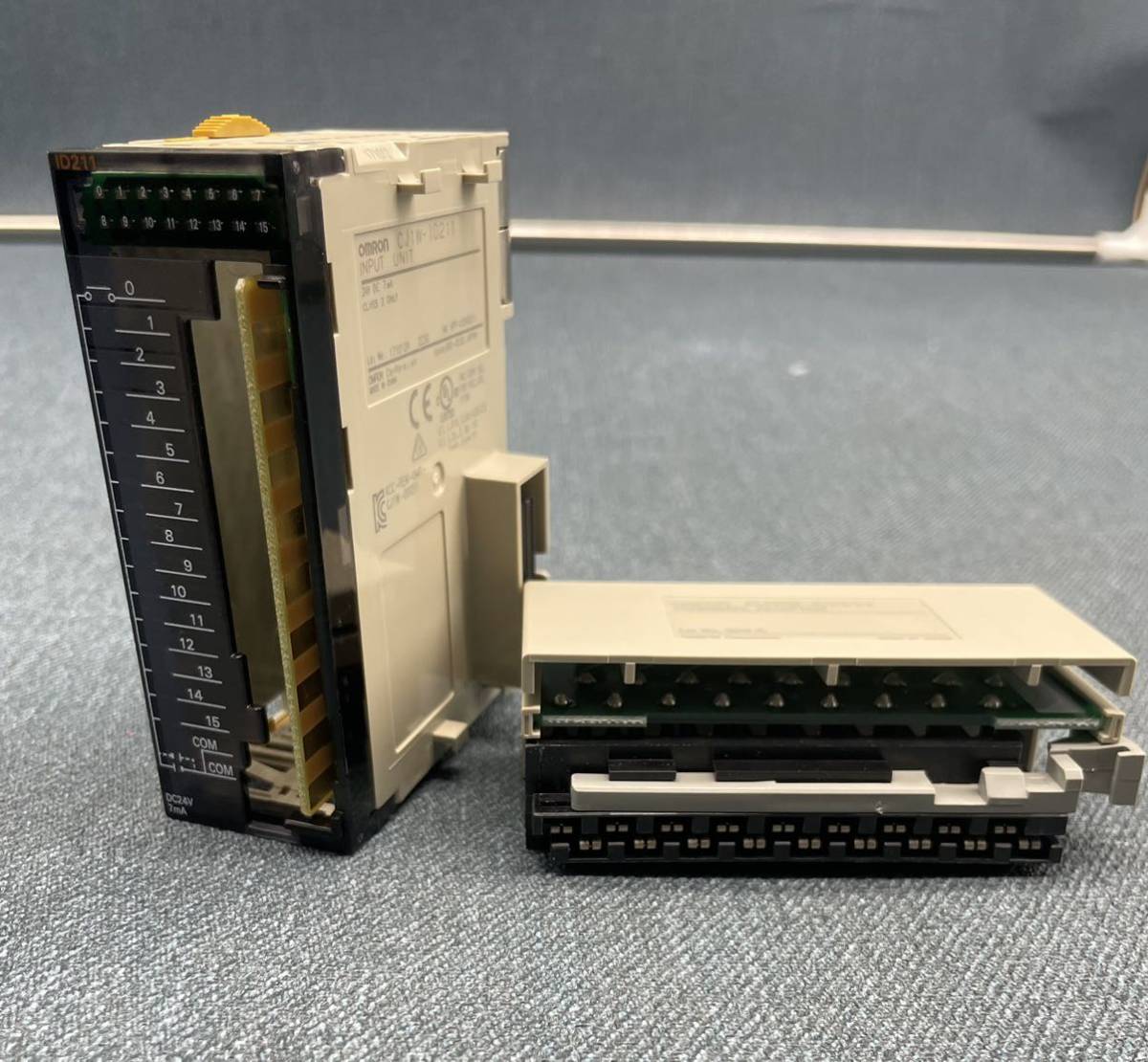 【目立った傷や汚れなし】351 OMRON オムロン OUTPUT UNIT CJ1W-ID211 / TERMINAL ADAPTER ...