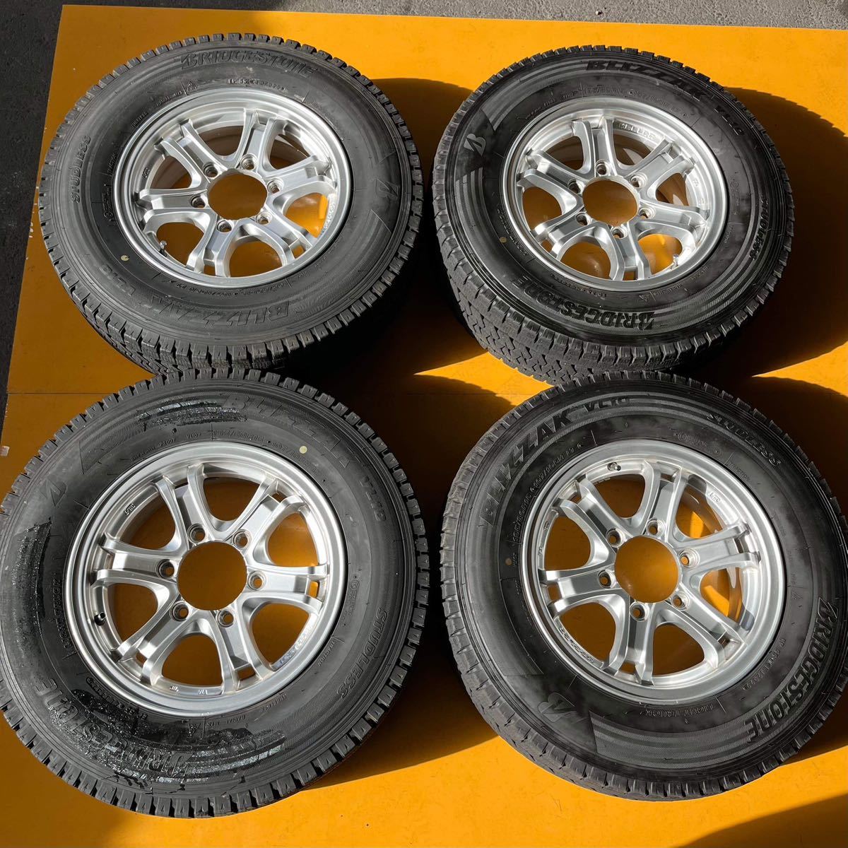 【目立った傷や汚れなし】【6380】195/80R15 107/105L LT 4本セット冬タイヤ BRIDGESTONE BLIZZAK VL10、 2022年15X6J ＋33 6穴 ...