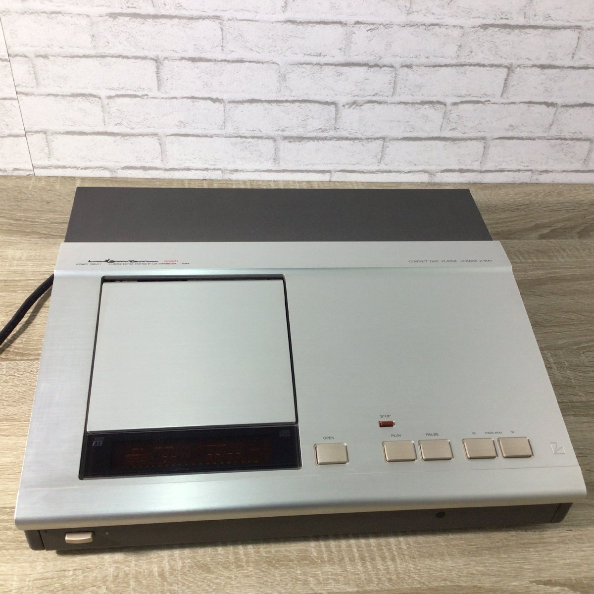 【傷や汚れあり】5151 【通電確認済】LUXMAN ラックスマン D-500 CDプレーヤー オーディオ機器 COMPACT DISC ...