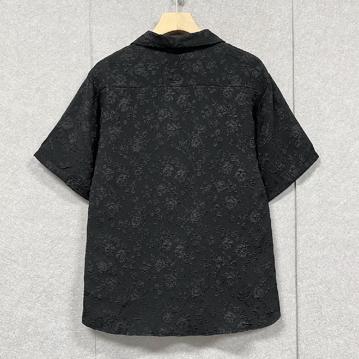 【未使用】上品・半袖シャツ 定価2万 Emmauela・イタリア・ミラノ発 通気 ジャガード加工 花柄 Vネック トップス シック 光沢感 ...