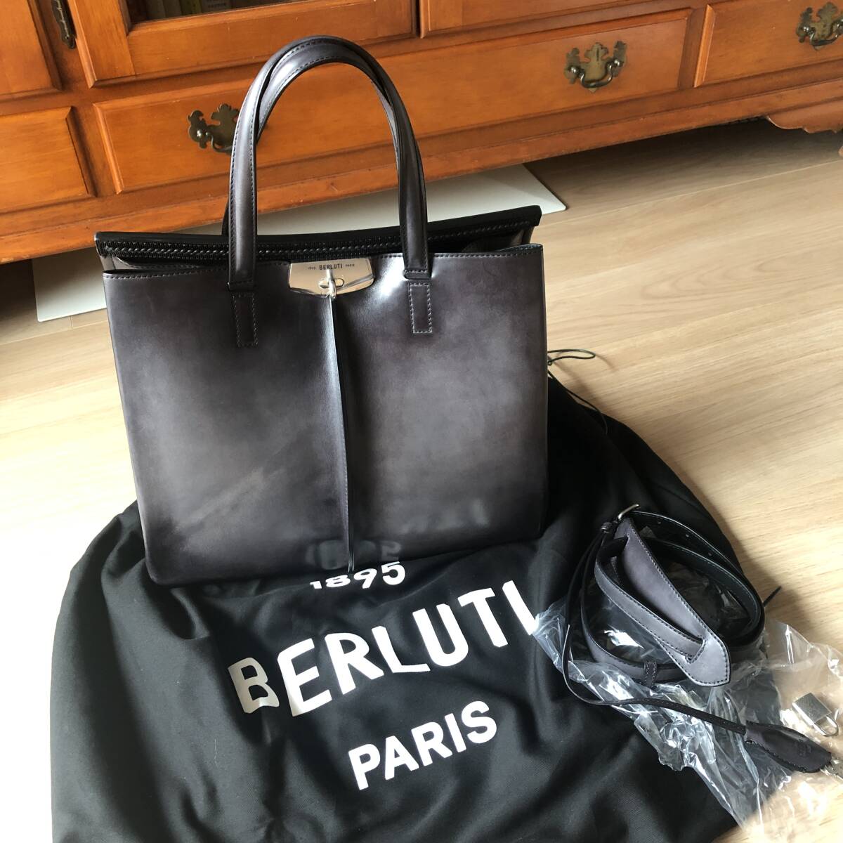 【未使用】★Berluti ベルルッティ★2024新作 Luti 38 (ルッティ 38)★レザー トートバッグ ライトアルミニオ★定価80万の落札情報詳細 - Yahoo!オークション落札 ...