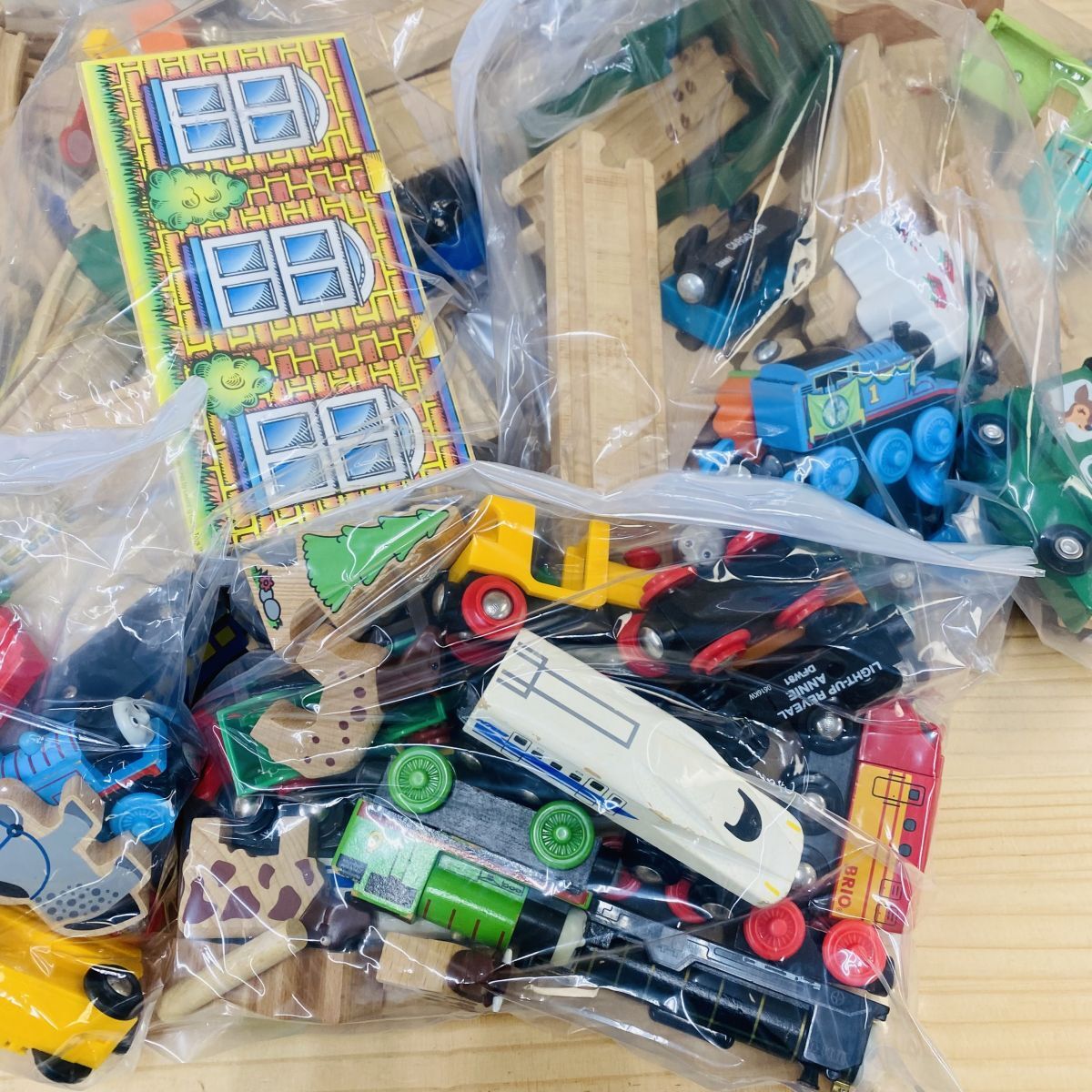 【やや傷や汚れあり】AB43956 まとめ売り BRIO トーマス BRIO ブリオ 車 電車 列車 直線レール 建物 橋 新幹線 木製レール 知育玩具 木製 THOMAS&FRIENDSの ...