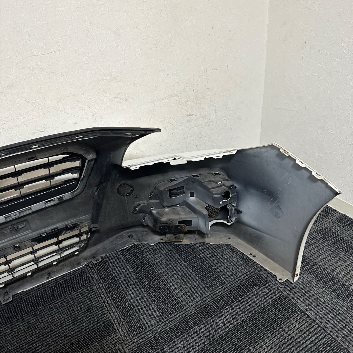 【目立った傷や汚れなし】中古 美品 スバル VM4 VMG レヴォーグ 前期 フロントバンパー グリル フォグカバー クリスタルホワイトパール ...