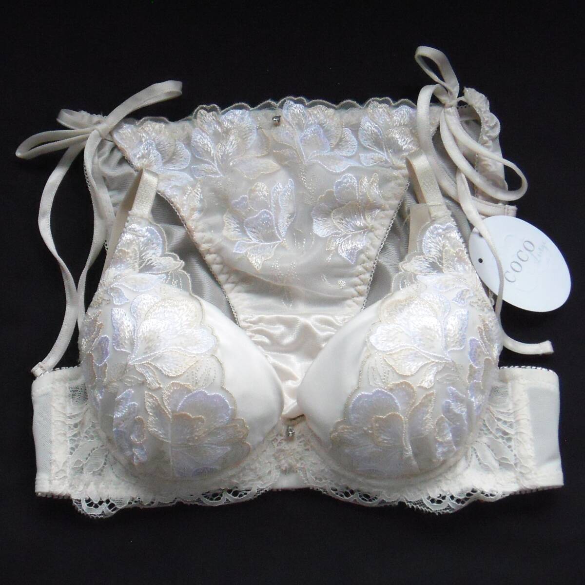 【未使用】COCO Linge ガーデンレースサテン ブラジャー&ショーツセット C75/M ココランジェ 柔らかな光沢感 紐パン アイボリー 新品送料込 定価\3190の落札情報詳細 ...