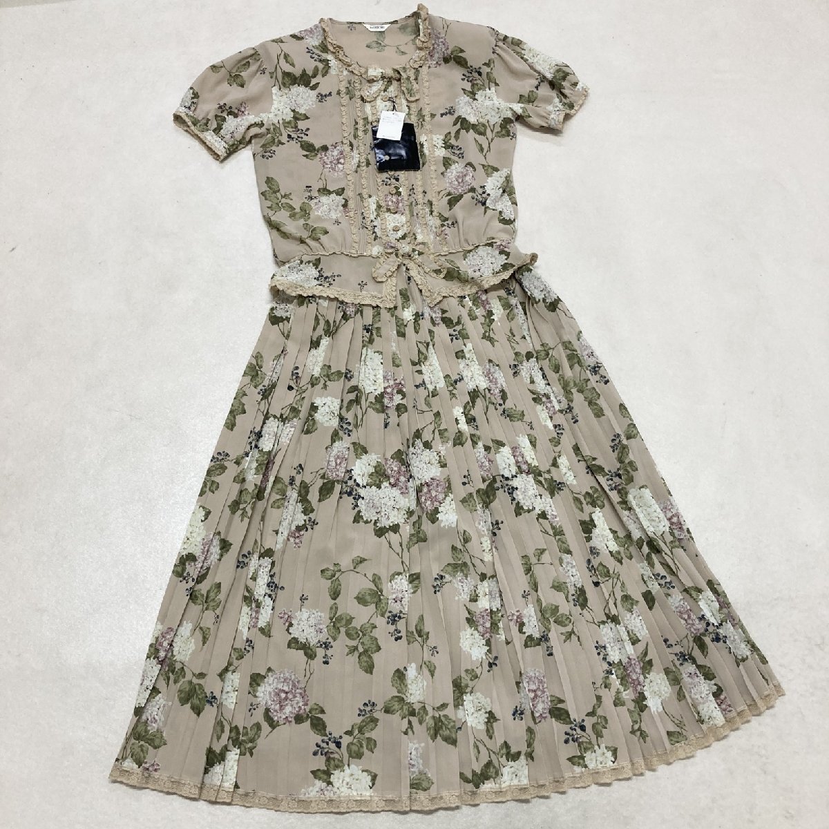 【やや傷や汚れあり】 【タグ付き】 INGEBORG インゲボルグ セットアップ ブラウス スカート 総柄 花柄 アンティーク風 日本製 サイズS レディース 0.52kgの落札情報詳細 ...