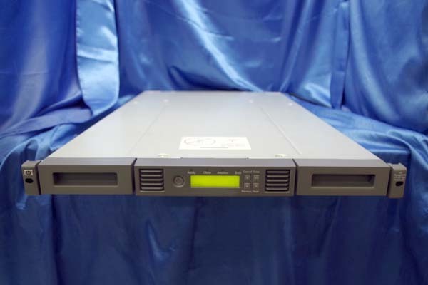 【やや傷や汚れあり】HP/テープオートローダー ★StorageWorks 1/8 G2 autoloader/LTO3ドライブ搭載★ ...