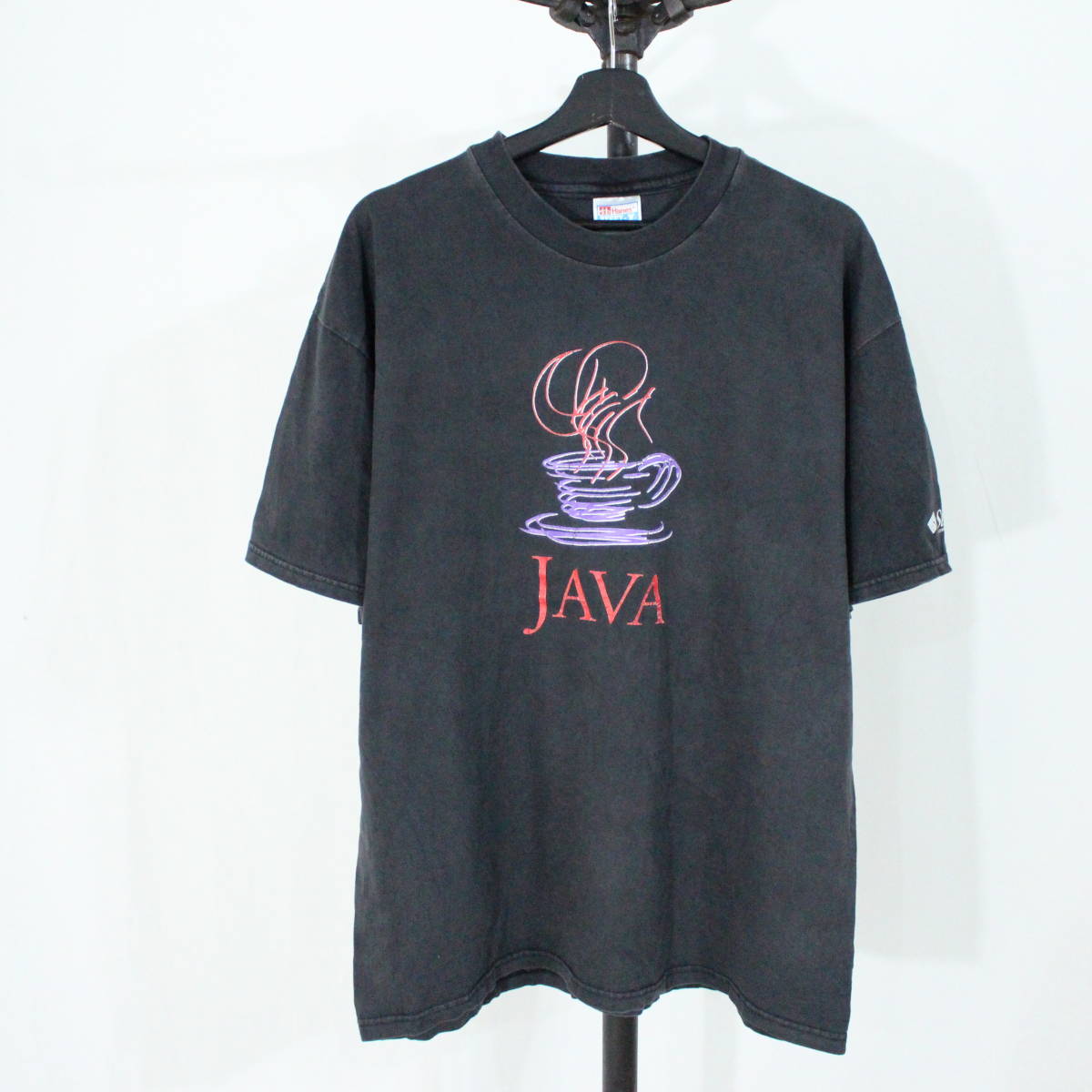 【やや傷や汚れあり】G208 90sビンテージ Hanes JAVAプリントTシャツ 1990年代製 表記XLサイズ USA製 ブラック アート ヘインズ アメカジ 古着 古着卸 80s の ...