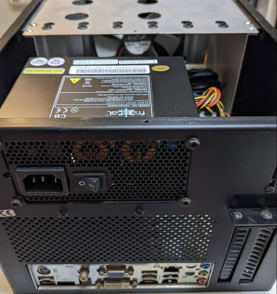 【全体的に状態が悪い】Fractal Design Array R2 MINI-ITX HDD6台 欠品あり ATOM M/B付き ジャンクの ...