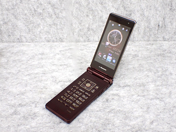 【やや傷や汚れあり】【中古】docomo STYLE series F-04D ブラウン TITANIUM BROWN ガラケー 携帯電話 ...