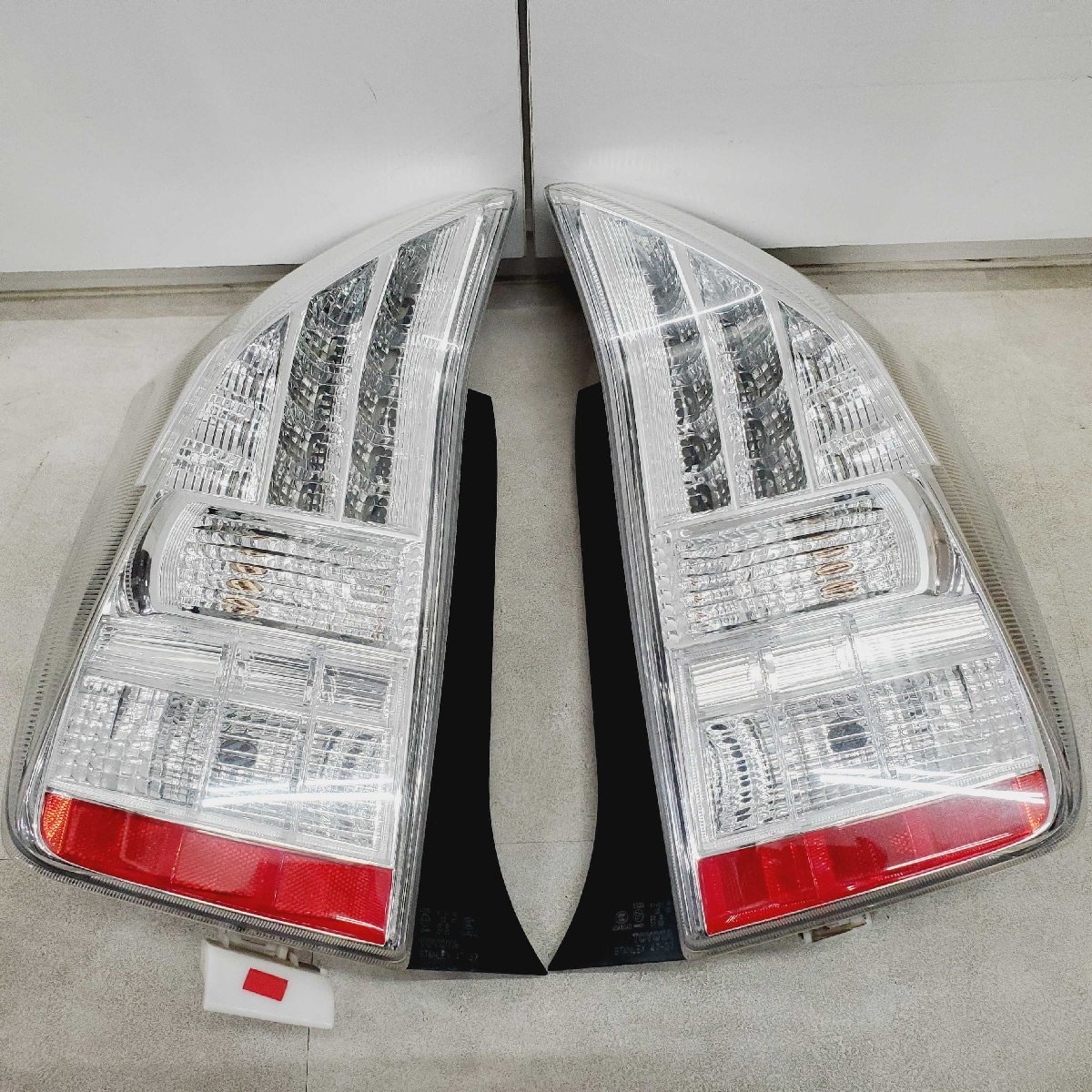 【目立った傷や汚れなし】TOYOTA トヨタ プリウス ZVW30 前期 純正 テールライト 左右セット 中古 81551-47122 ...