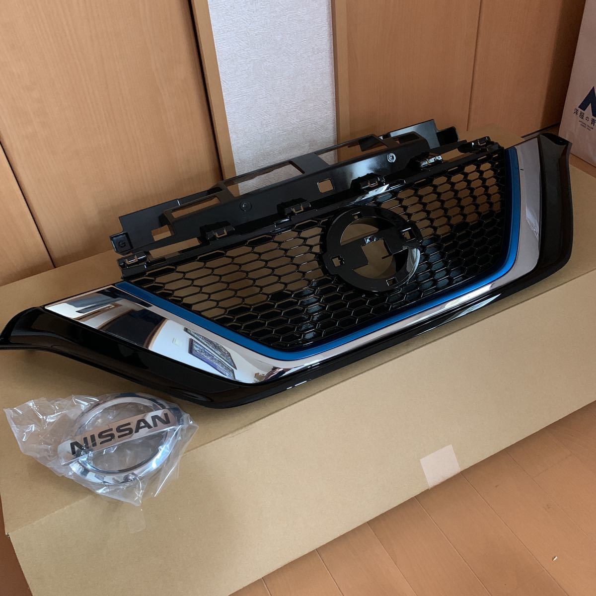 【未使用】E12 ノートe-POWER用 日産純正品 フロントグリル エンブレム付き 2016.11〜の落札情報詳細 - Yahoo!オークション落札価格検索 オークフリー