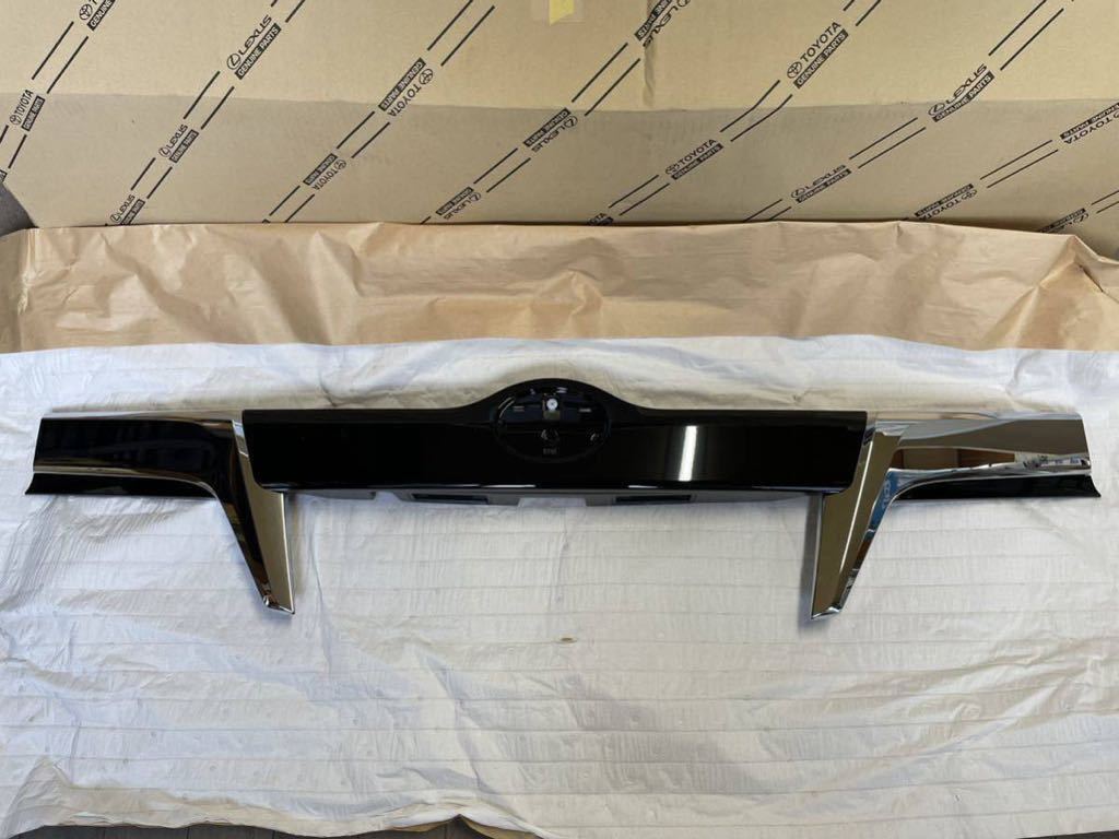 【未使用に近い】【未使用】【送料込】80系 エスクァイア 後期 純正 バックドア ガーニッシュ 「76801-28630」ZRR80G ...