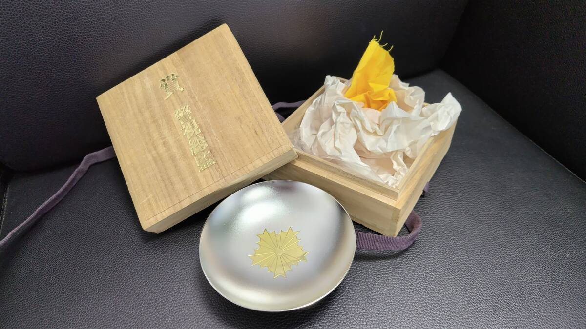 【目立った傷や汚れなし】【警視総監 銀杯】25年勤続表彰記念 SILVER F 刻印 約126g 箱入りの落札情報詳細 - Yahoo!オークション落札価格検索 オークフリー