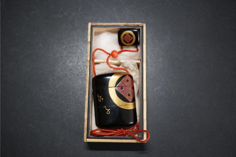 【やや傷や汚れあり】D5403-4 [喜子 銘] 黒塗螺鈿細工 丸に四つ目菱紋 内梨地 小振り印籠の落札情報詳細 - Yahoo!オークション ...