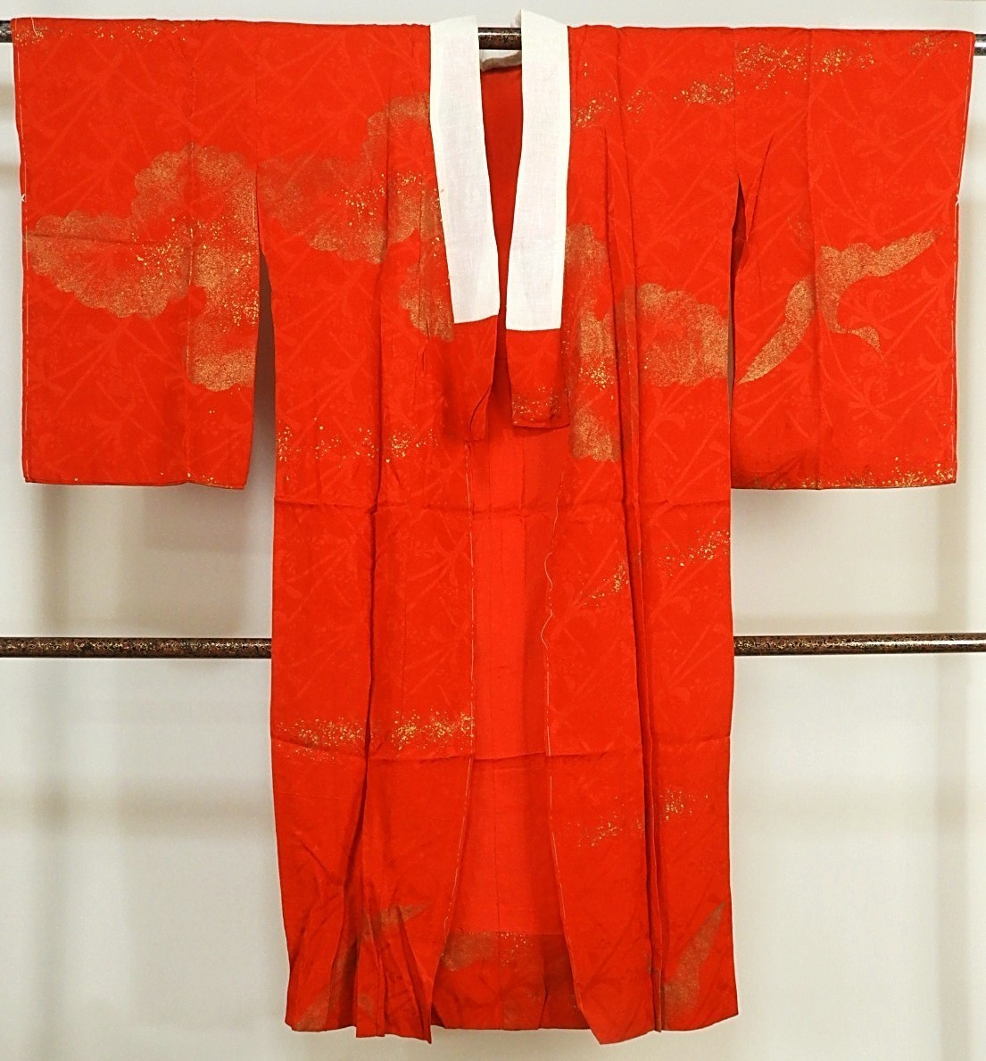 【やや傷や汚れあり】Q141 正絹 アンティーク 赤襦袢 袷 雲どり鶴金彩 身丈120cm の落札情報詳細| ヤフオク落札価格情報 オークフリー