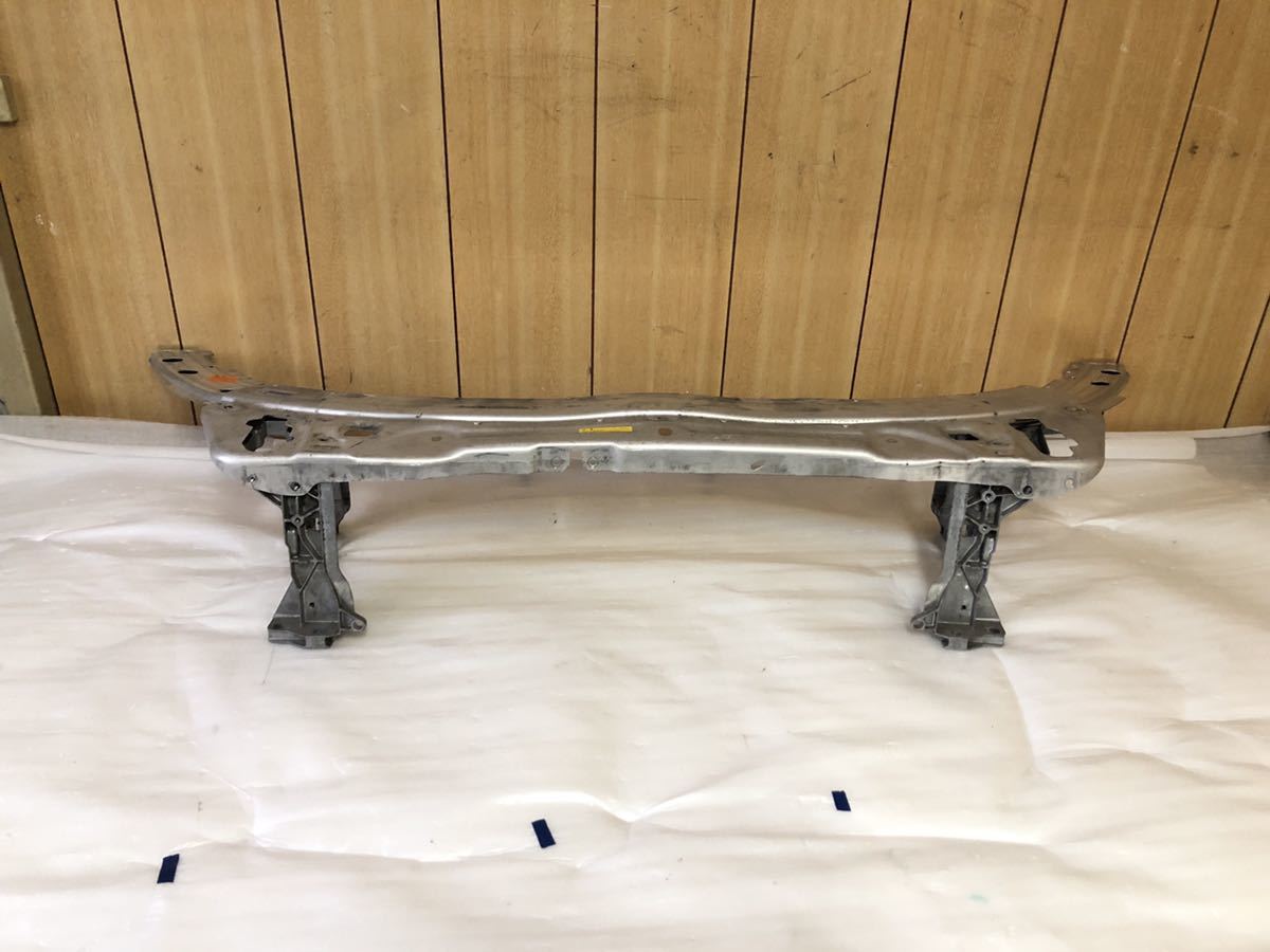 【やや傷や汚れあり】ベンツ Cクラス W205/S205/C205 純正ラジエーターサポート ロックキャリア A2056221500 ...