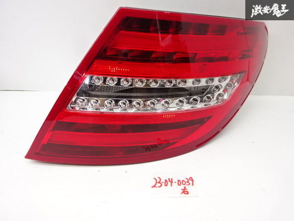 【やや傷や汚れあり】メルセデスベンツ 純正 C204 Cクラス クーペ 後期 LED テールライト ランプ 右 右側 ハンドル位置不明 ...