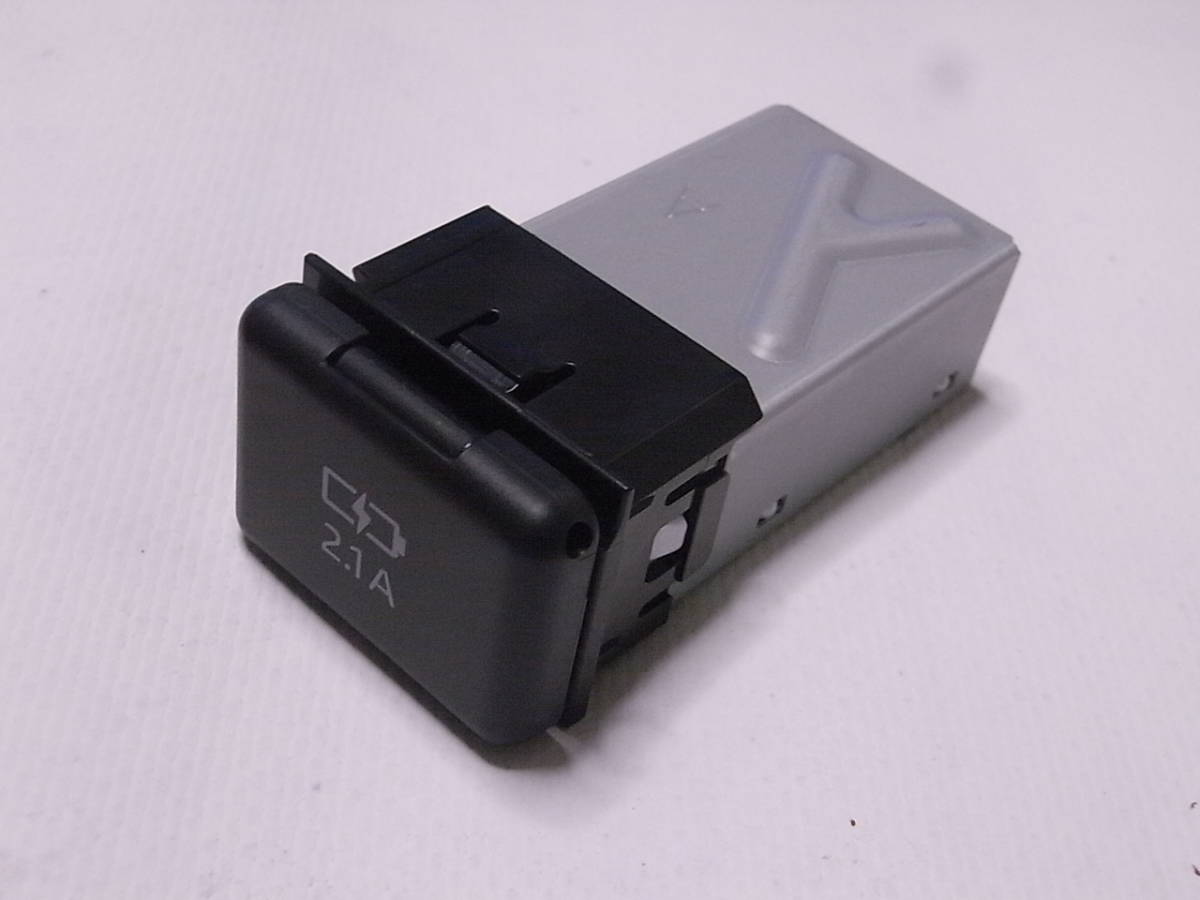 【未使用に近い】新車外し トヨタ純正・ダイハツ純正 USB2.1Aコネクタ 85532-B1010 純正USBチャージャー ソケットの落札情報 ...