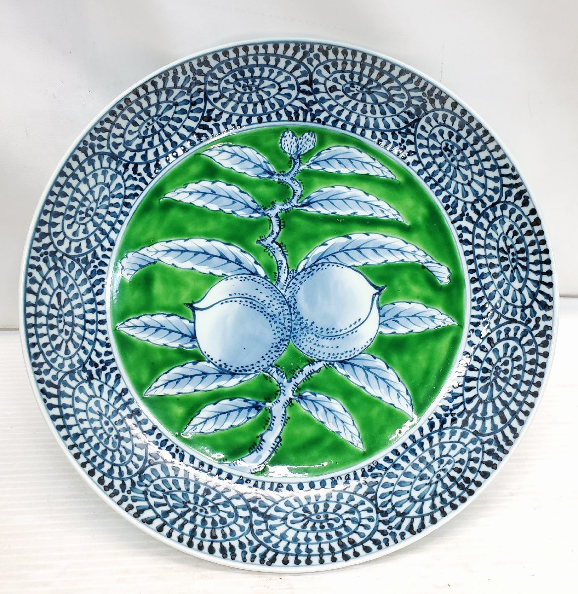 【目立った傷や汚れなし】§ A54318 有田焼 金峰 藤太郎窯 器 大皿 呉須 蛸唐草桃絵大皿 直径約30㎝ 食器 飾り皿 在銘 骨董 箱 ...