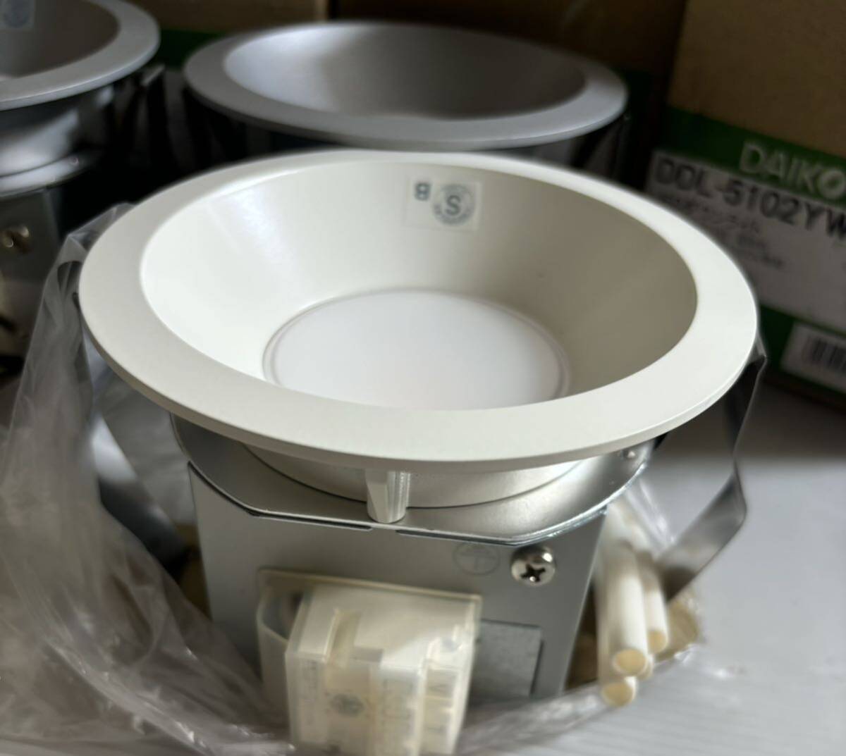 【傷や汚れあり】★ 格安スタート！送料込み！大光電機 LEDダウンライト DDL-5102YW ×1個とDDL-102WW ×3個 中古品 DAIKO LED照明器具 埋め込み穴100 ☆の ...