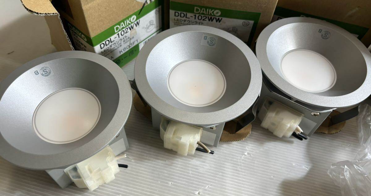 【傷や汚れあり】★ 格安スタート！送料込み！大光電機 LEDダウンライト DDL-5102YW ×1個とDDL-102WW ×3個 中古品 DAIKO LED照明器具 埋め込み穴100 ☆の ...