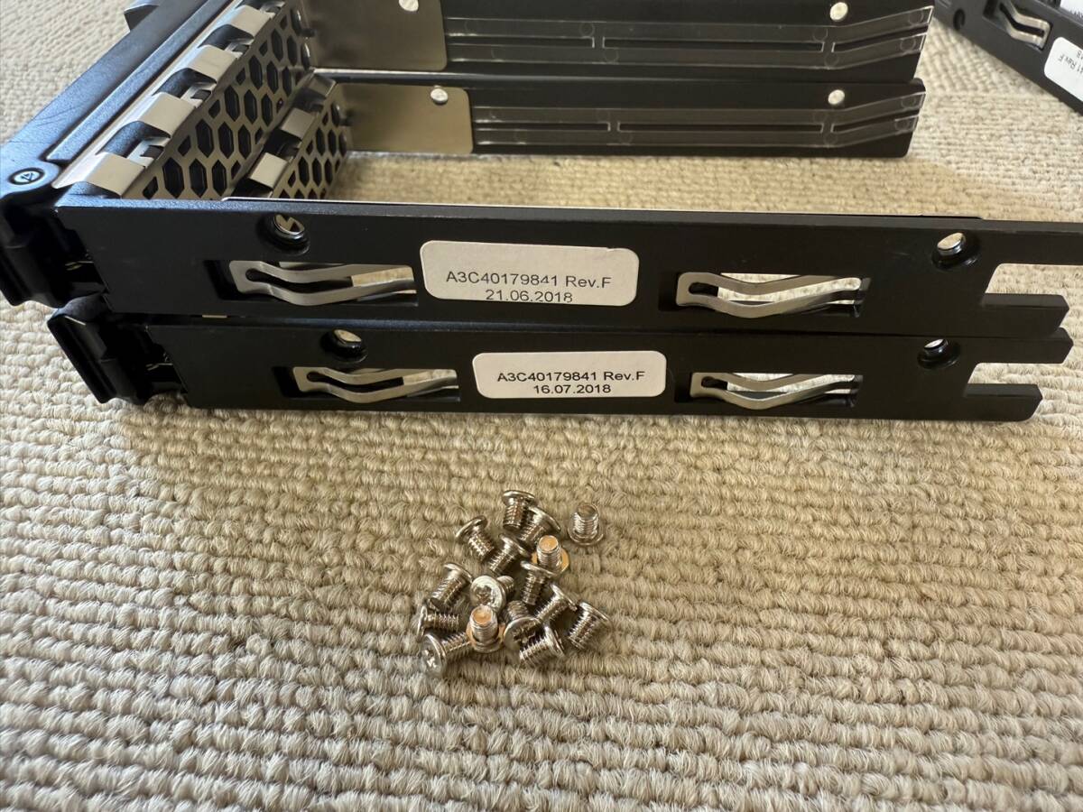 【目立った傷や汚れなし】4個セットFujitsu 富士通 純正 A3C40179841 2.5インチ HDDマウンタ Tray Caddy ...